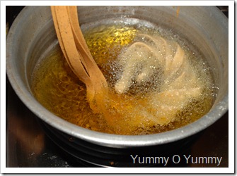 Pakkavada / Ribbon Pakoda | Yummy O Yummy